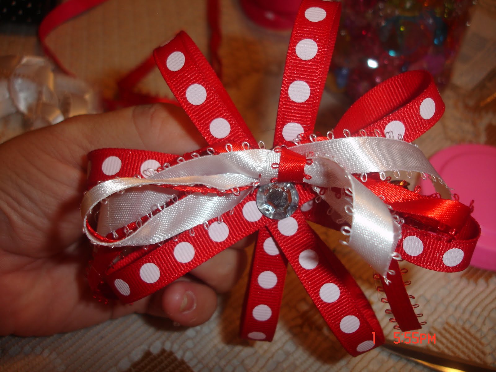 DETALLES PAOLA'S: MOÑO ROJO CON BLANCO