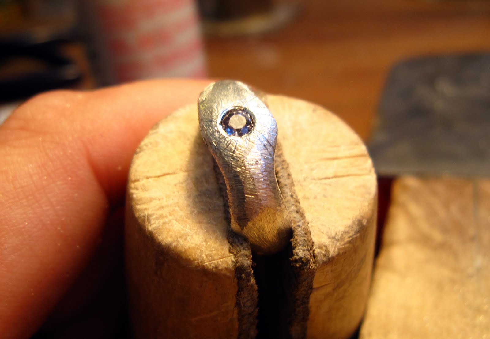 Tales about enchanted jewellery: Flush-setting at last!