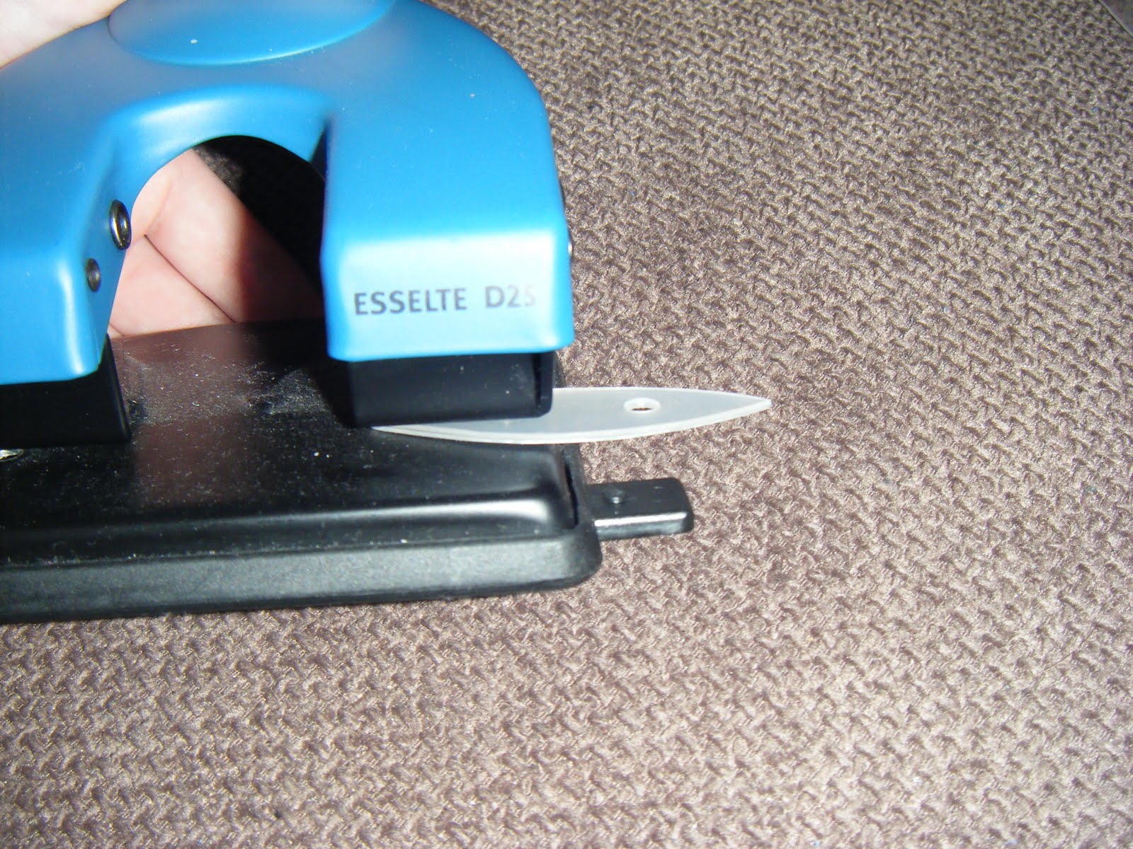 Free craft patterns!: Tutorial: Cheap & easy plastic tatting shuttles