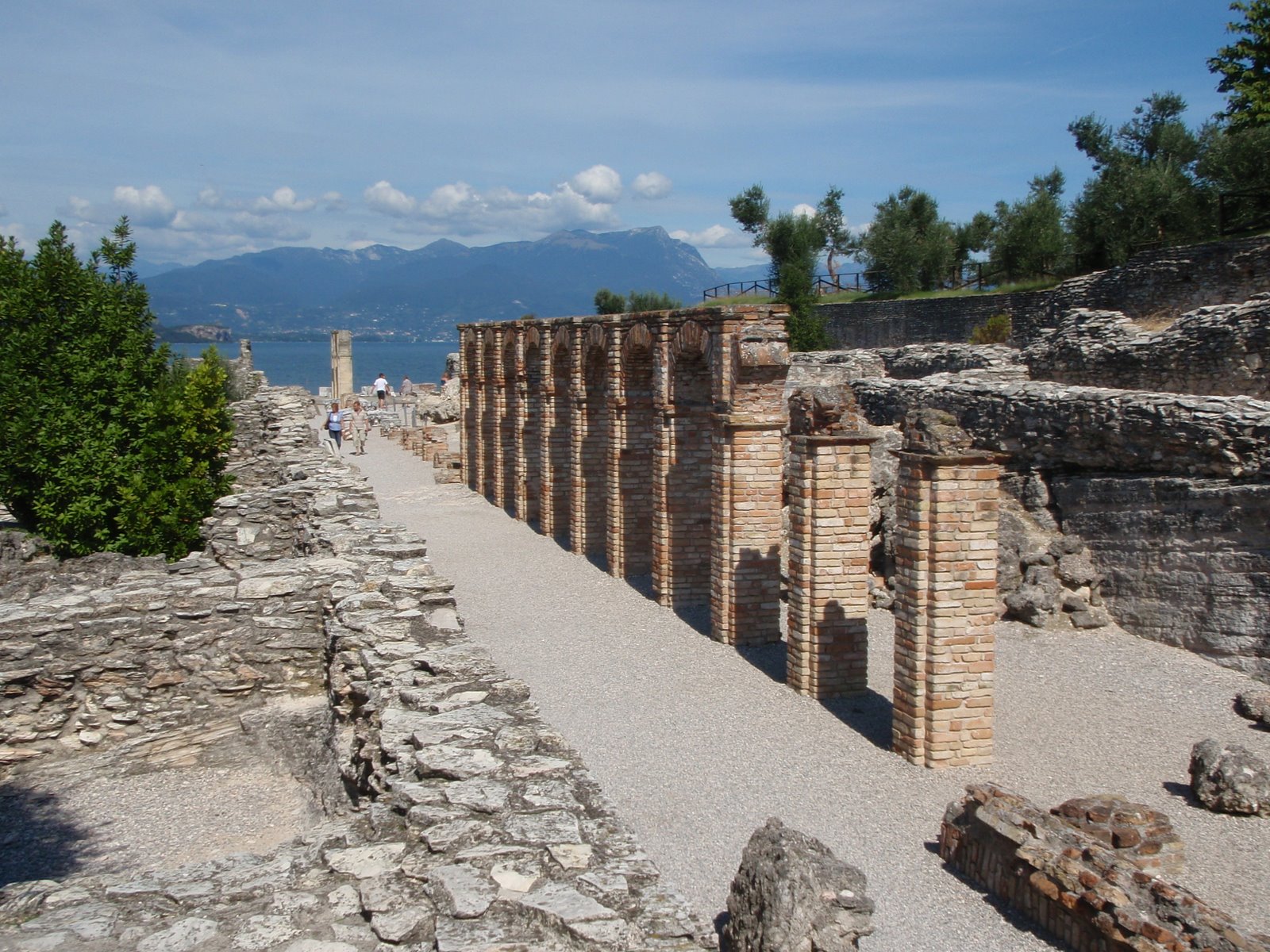 Kiki's European Adventure: Grotte de Catullo