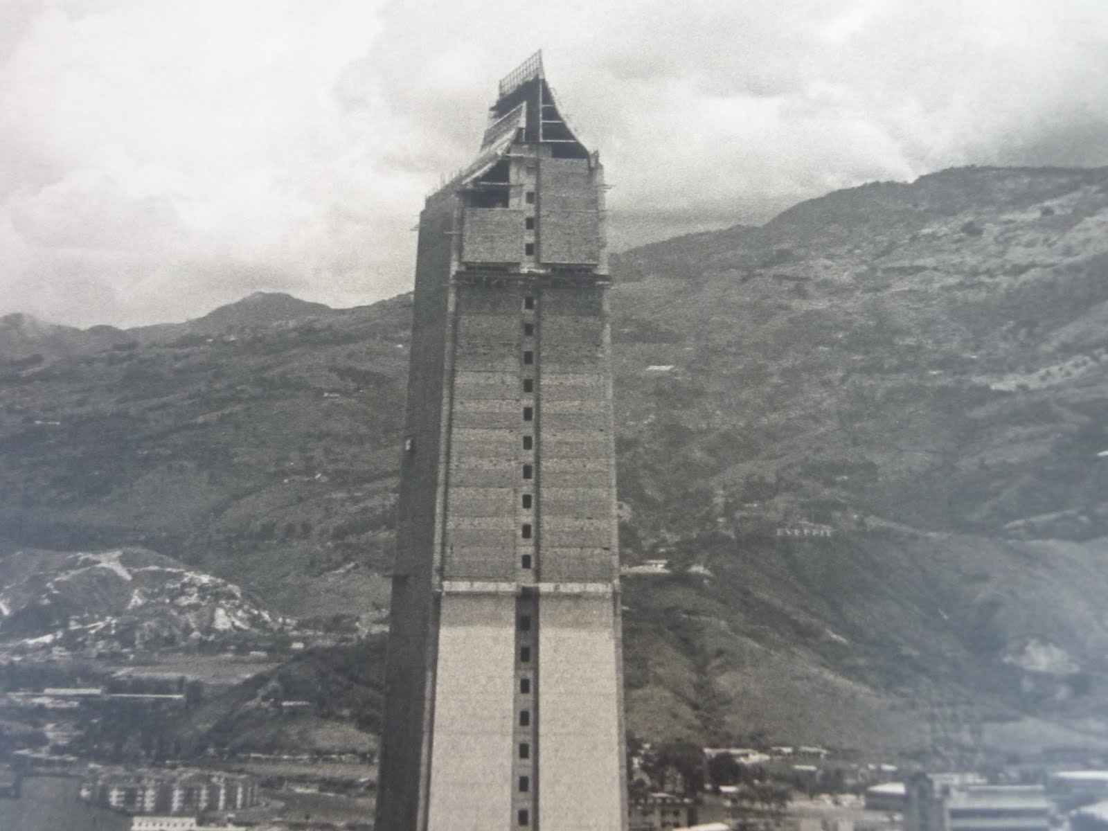 Edificio Coltejer: Contrucciòn
