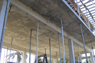 Casa Julia + Remark: Concreto aparente... e fôrmas da 3ª laje