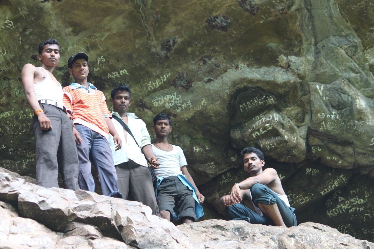 Journeys across Karnataka: Caves of Ulavi: Akalagavi