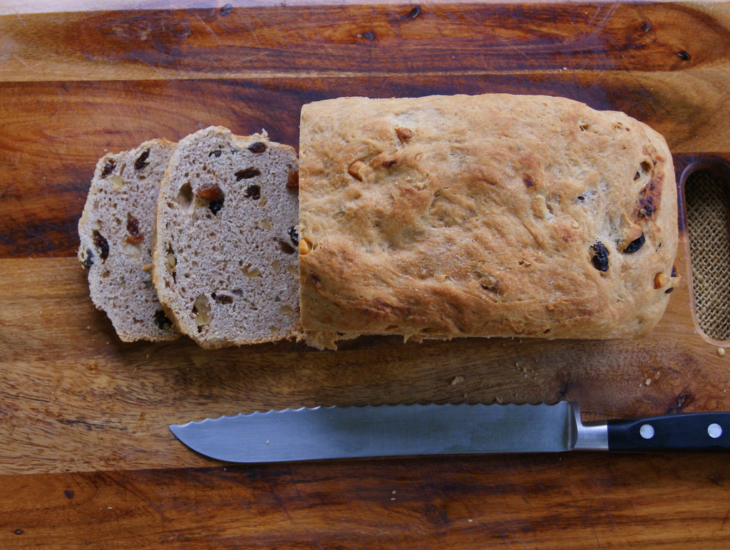 Alisa's Garden: Cinnamon Raisin Walnut Bread