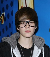 Putikus.Blogspot.Com: Justin Bieber VS Logan Lerman