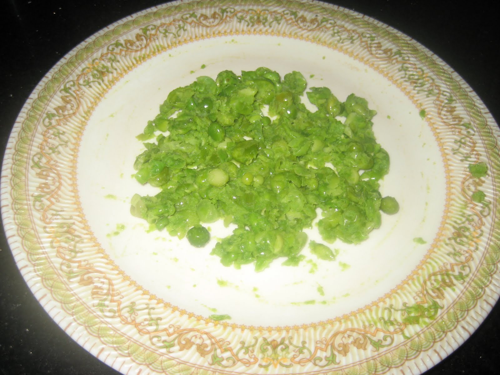 Shobha's Food Mazaa: GREEN PEAS STUFFED PURIS