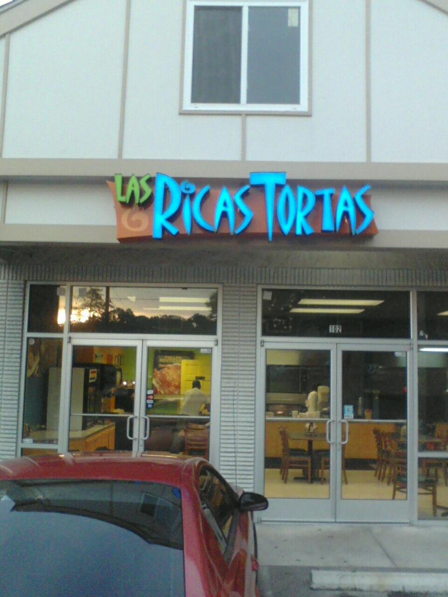A Distinguished Gentlemans Guide to Dining.: Las Ricas Tortas