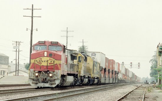 飛行場の測候所: The Story of Santa Fe's Warbonnet