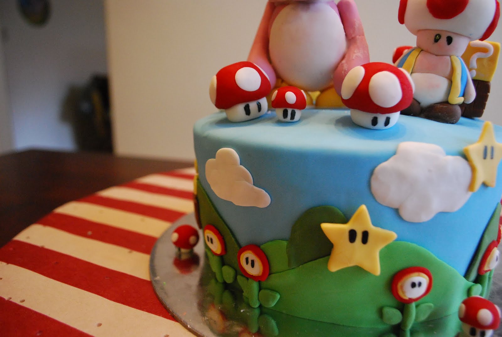 i eat sweet: Sora's Pink Yoshi birthday cake