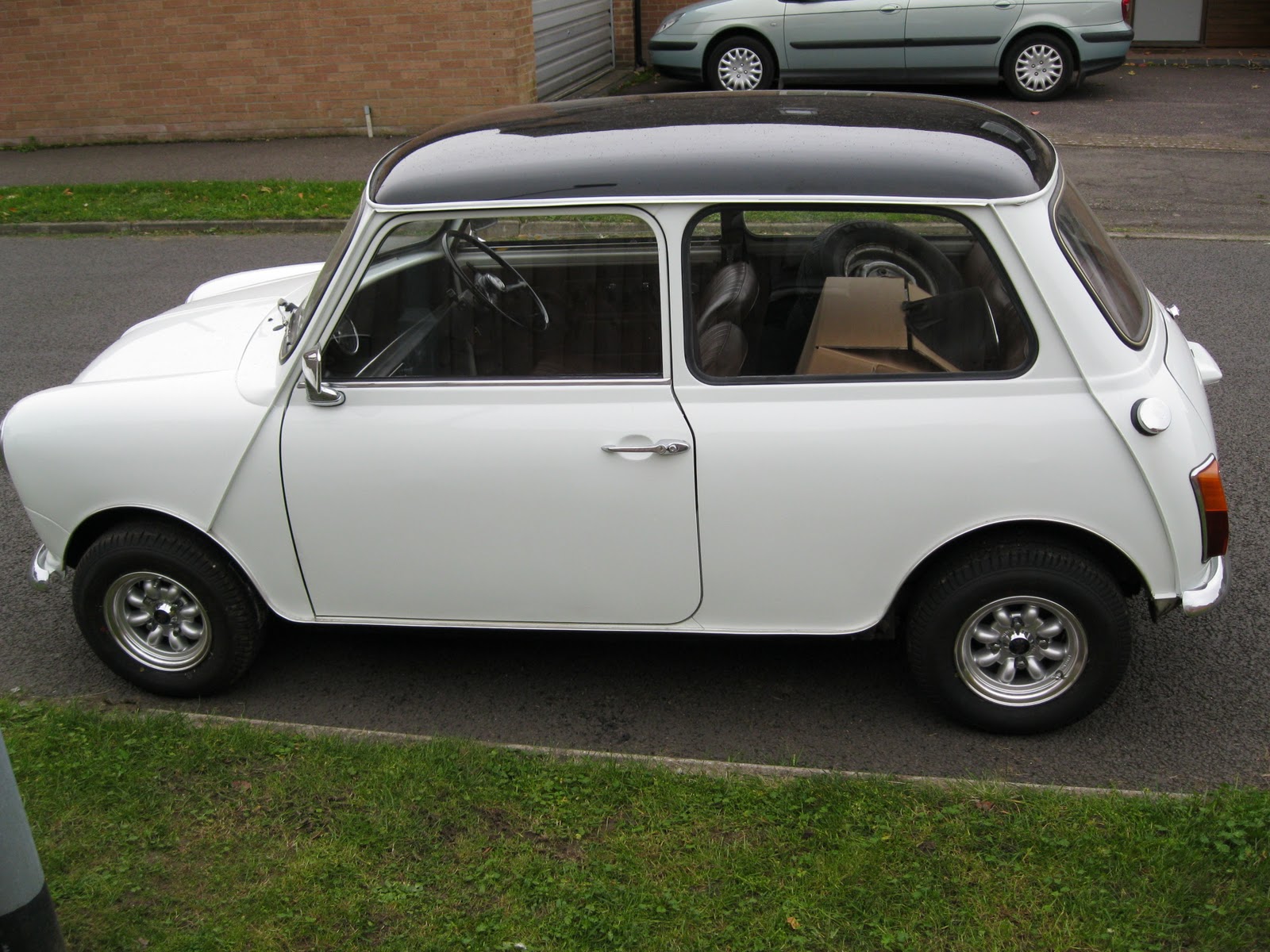 The Brazilian Job: Mini 4 - 1976 Leyland 850 in White