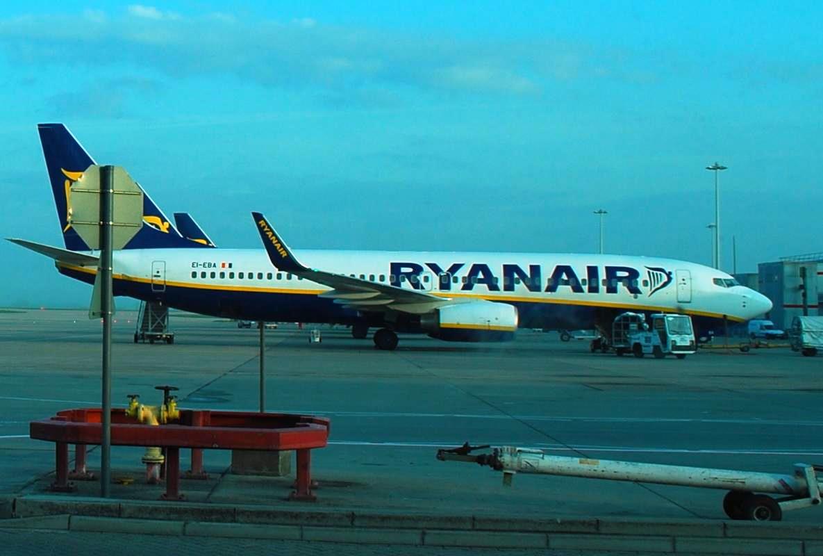 Aeroplane spotting (Photograph): Ryanair Boeing B737-8AS (EI-EBA ...