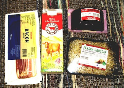 Smaskig blodpudding med bacon, alfalfagroddar, fuji-äpplen och en ...