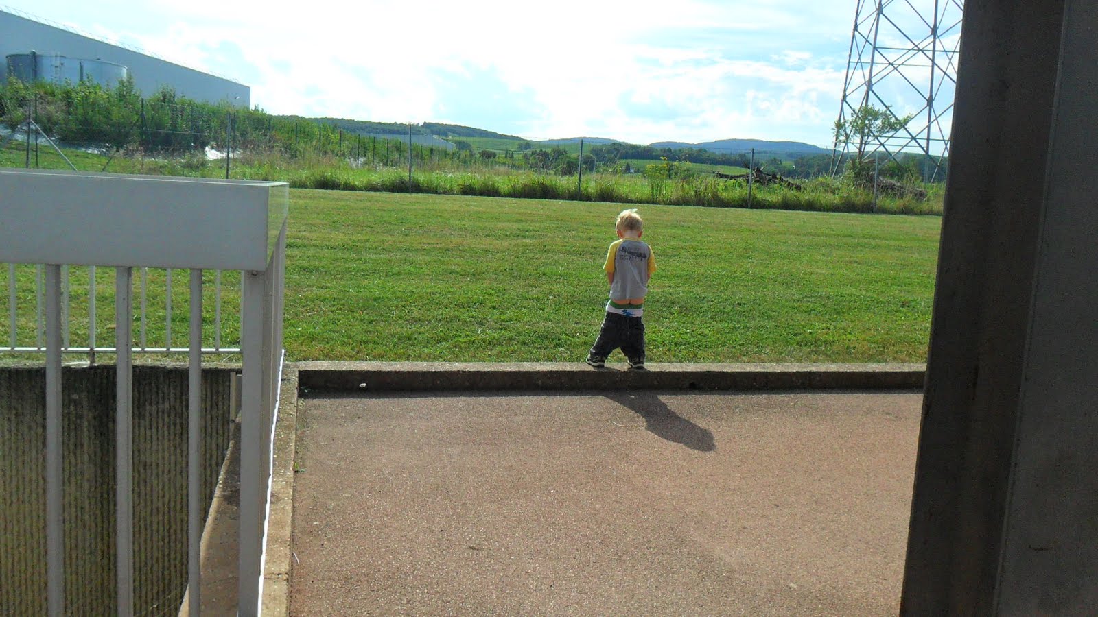 Bapak Hisap Rokok Anak Kencing Berdiri - nanieybarnieylurviey