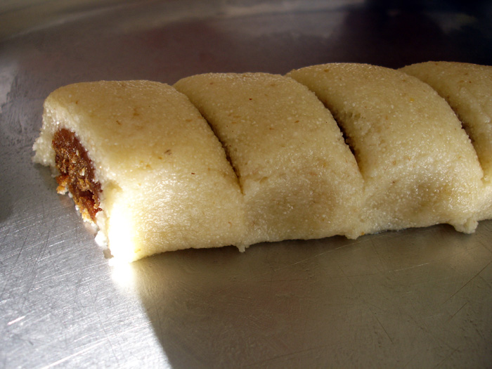 libyan food: Date Filled Semolina Cookies: Magroodh مقروض ليبي