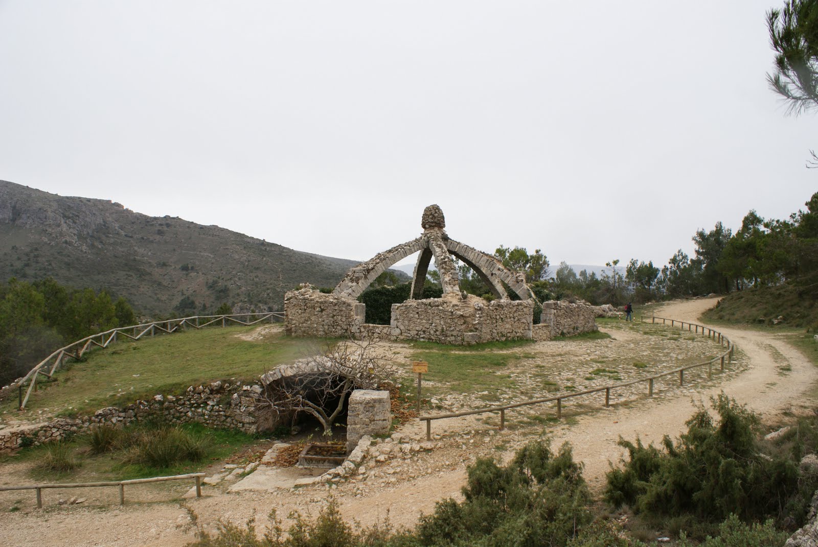 paleogeo: EXCURSION A LA CAVA "ARQUEJADA" DE AGRES.