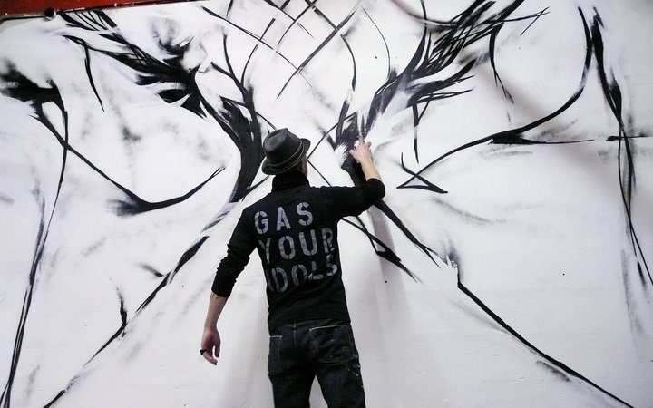 Toms Graffiti: She One Paints Cafe 1001 Wall