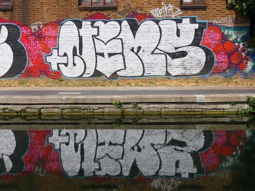 Bilinick: London Canal Graffiti
