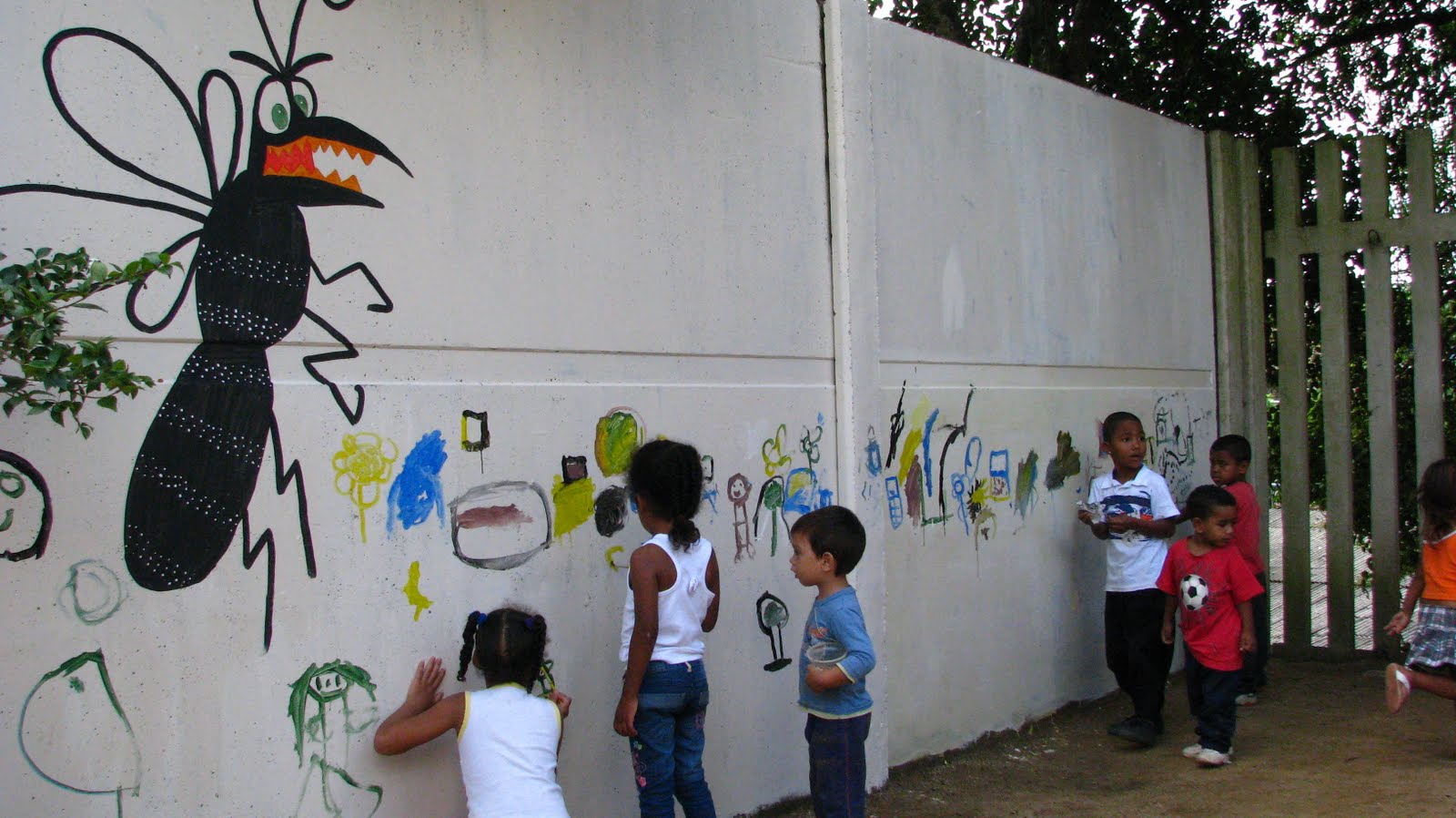 Equipe Vida Futura: Pintando o mural sobre a dengue