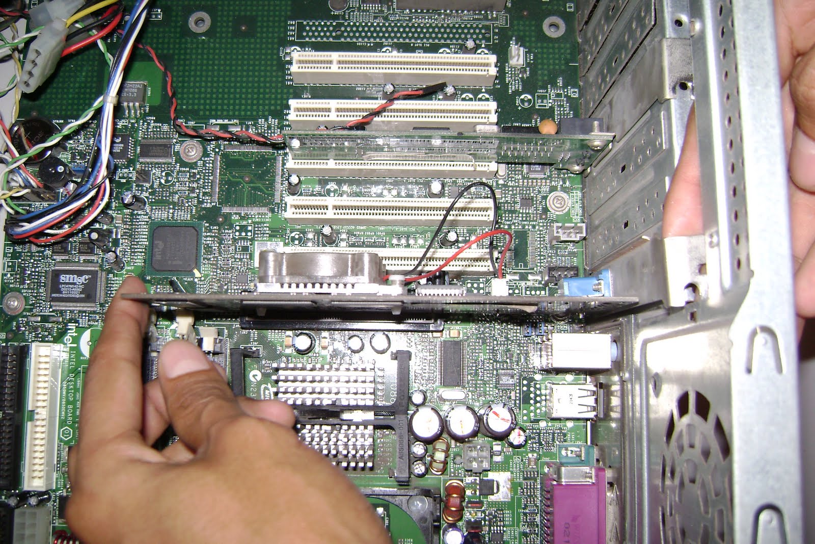 PASOS PARA DESARMAR Y ARMAR UNA PC OMEGA