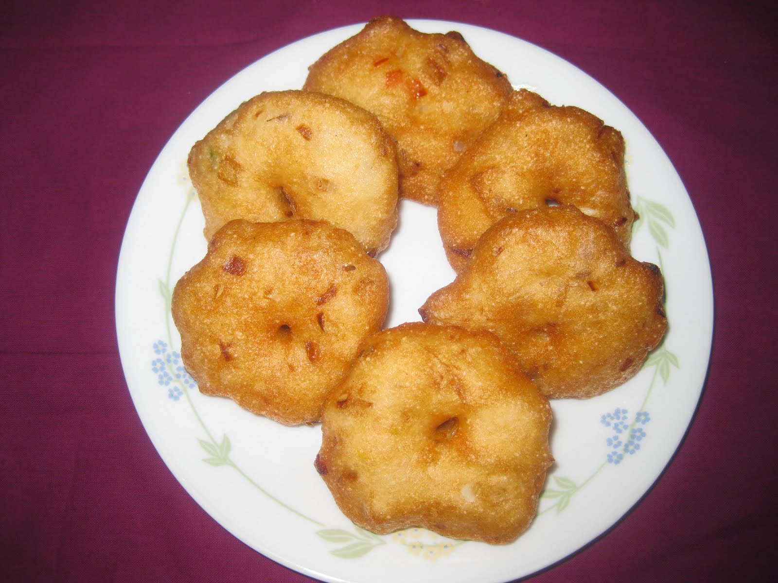 Divya's Recipes: Ulli Garelu / Medu Vada