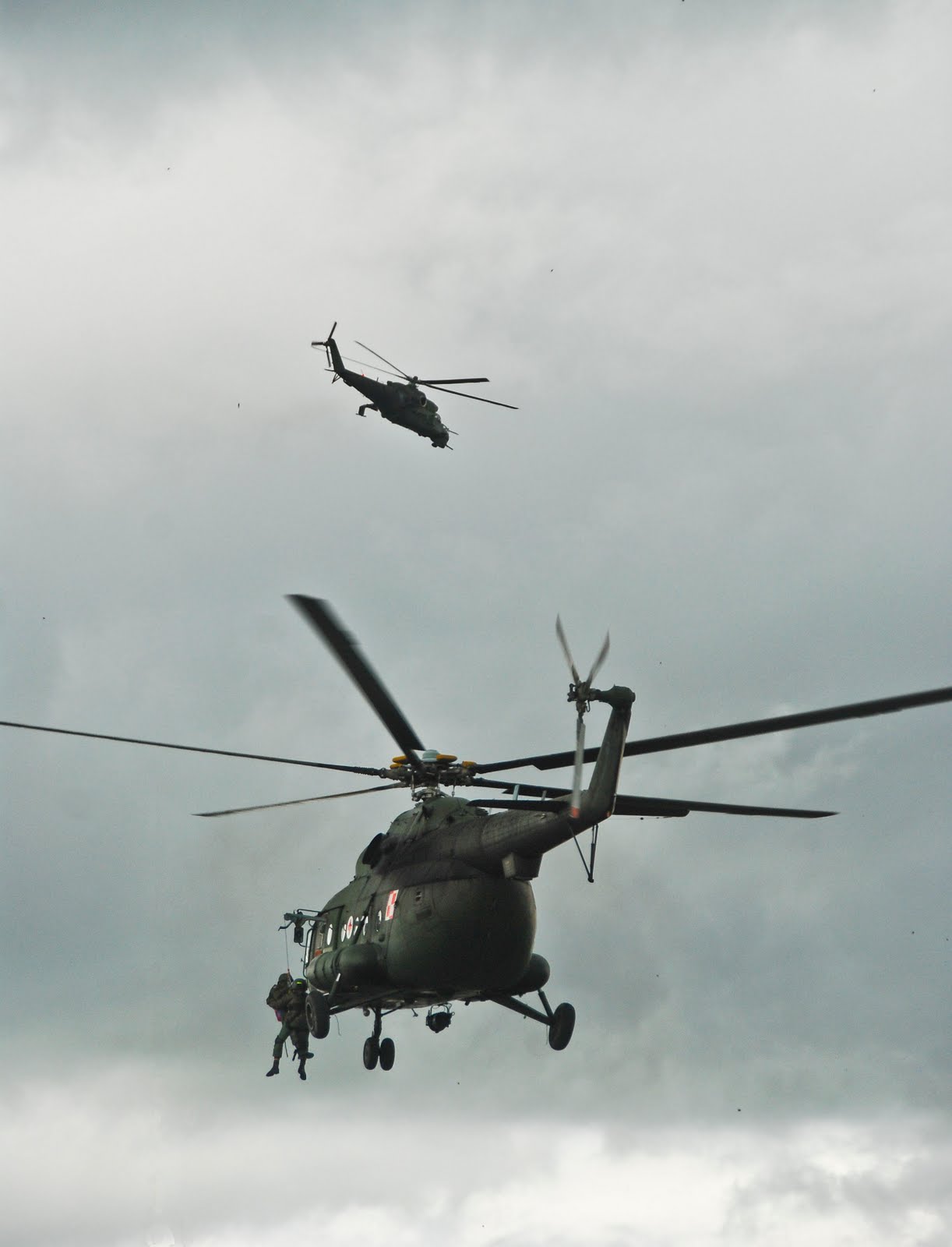 W-wa Jeziorki: Defence show helicopters in action