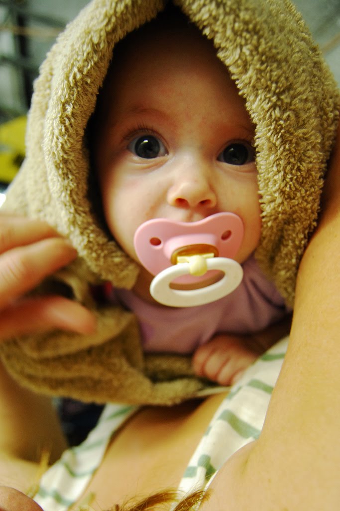 Bebé con chupon - Imagui