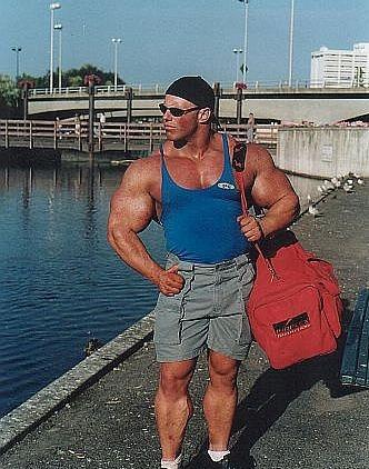 LA PERFECTION FAITE HOMME: BRAD HOLLIBAUGH 03/08