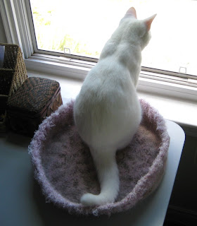 Dominant Hands: Felting for Your Cat: A Mouse and a Kitty Bed