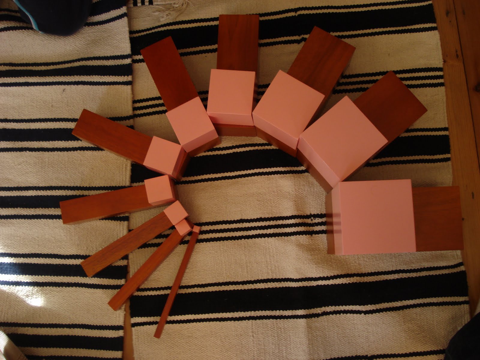 THE LEARNING ARK - Elementary Montessori : Pink tower and broad stair