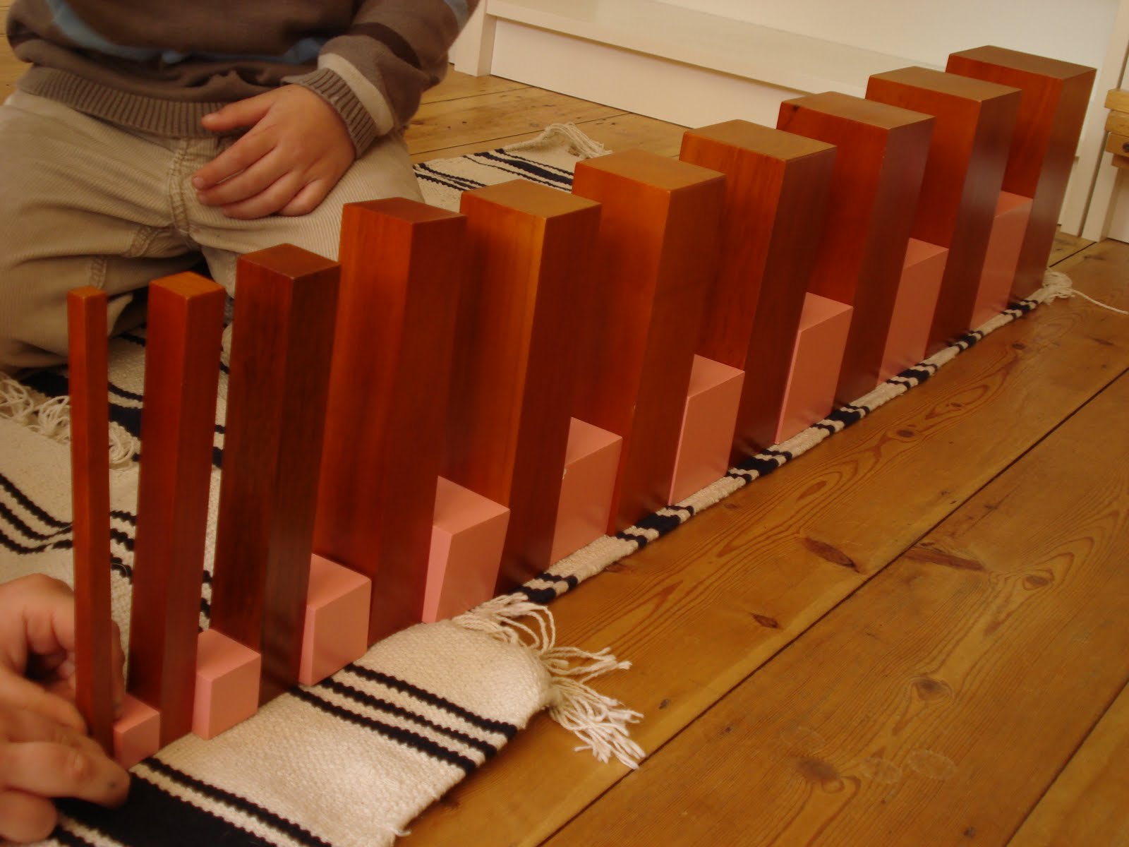 THE LEARNING ARK - Elementary Montessori : Pink tower and broad stair