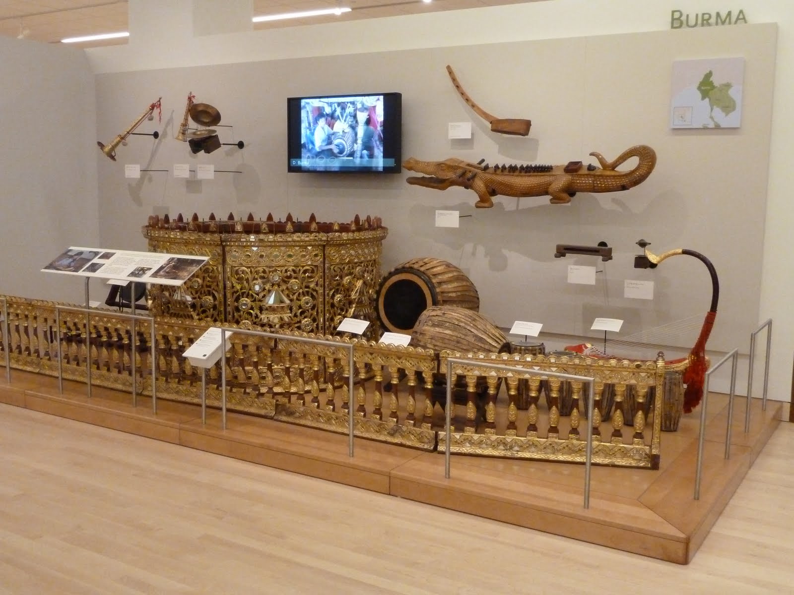 Hundewanderer.com: Musical Instrument Museum