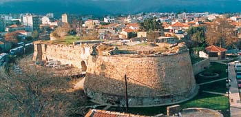 ΤΟ ΚΑΣΤΡΟ ΤΗΣ ΧΙΟΥ: ΕΝΑΣ ΧΑΜΕΝΟΣ ΠΑΡΑΔΕΙΣΟΣ: Τα Κάστρα της Χίου