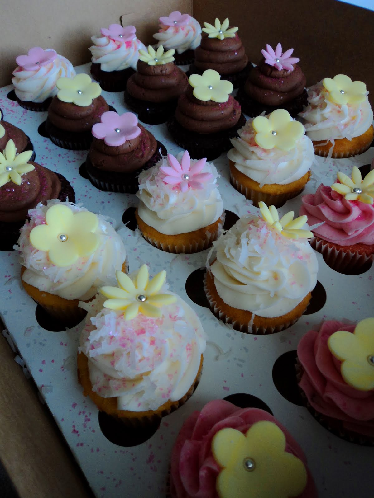 Yummy Goodness Bake Shoppe: Fancy cupcakes....