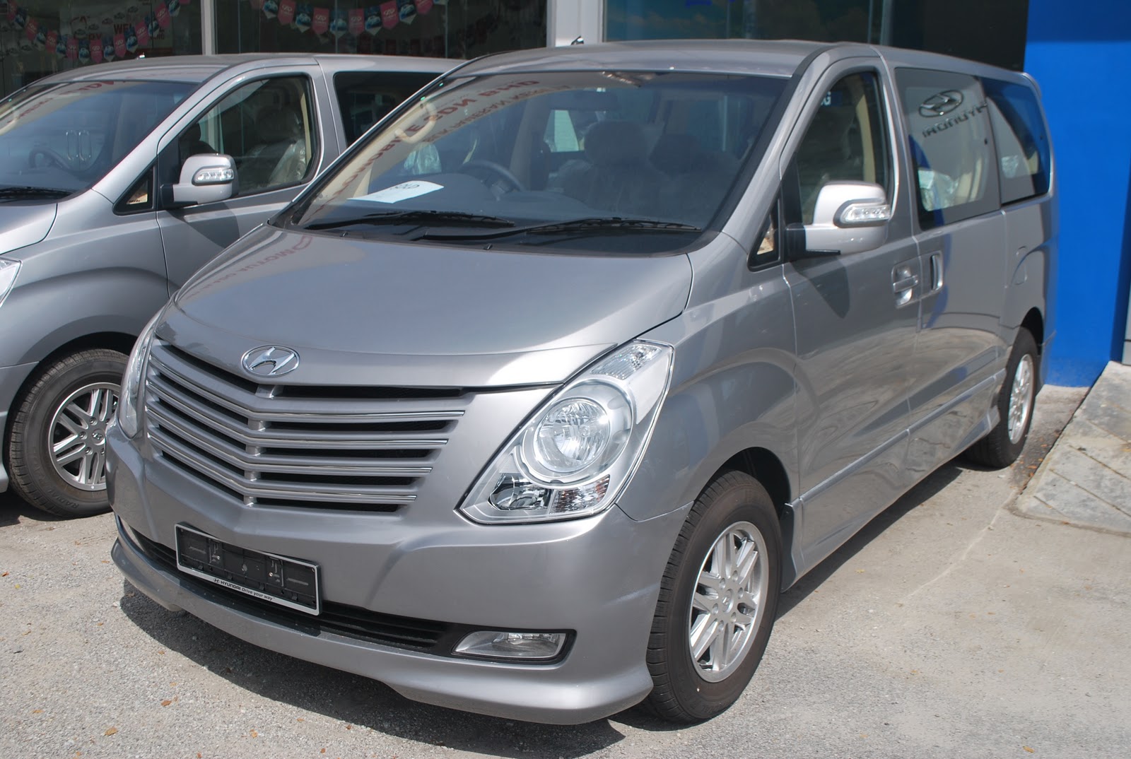 Hyundai Cars: Hyundai Starex