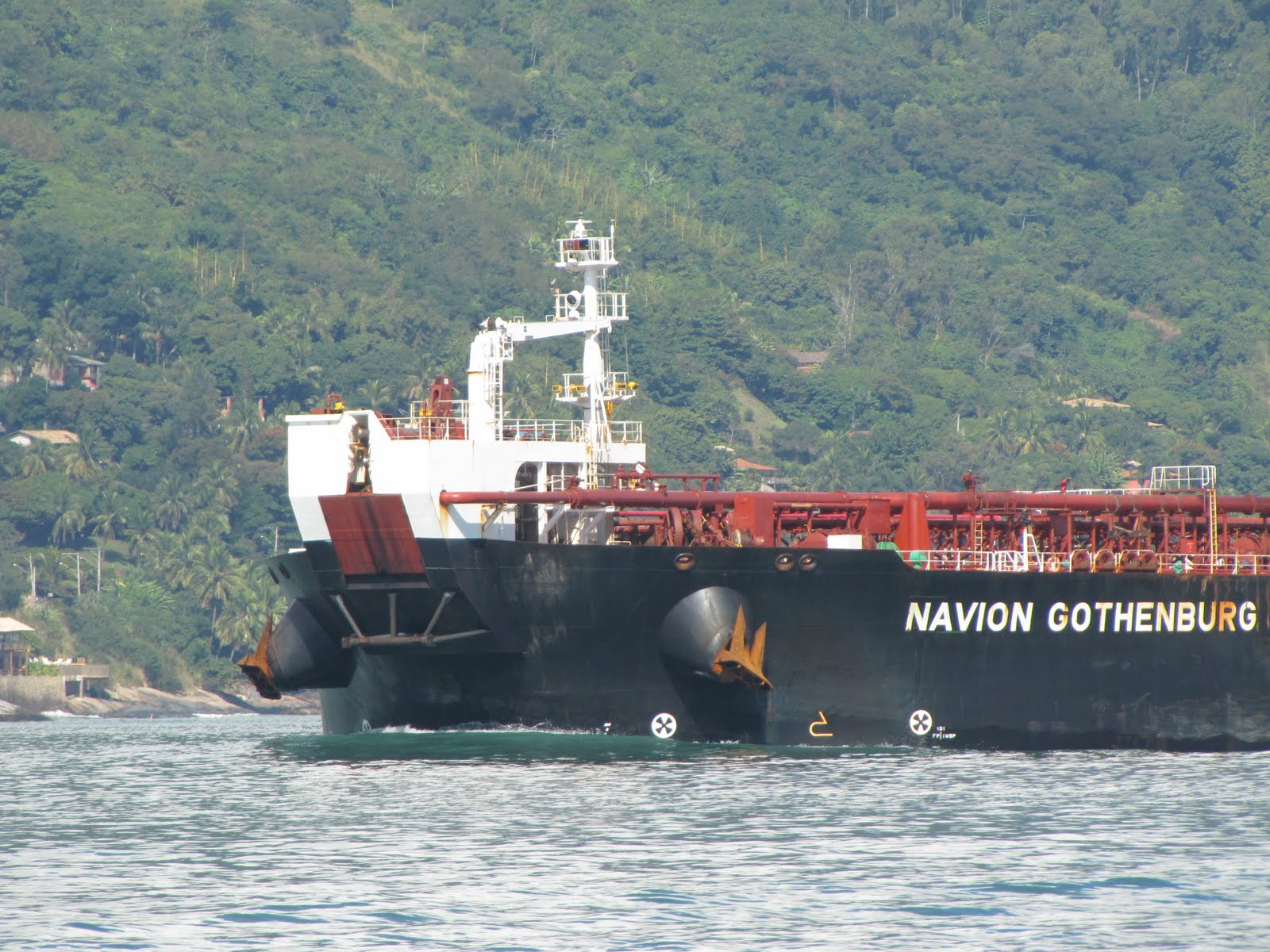 Navios em Santos: Navion Gothenburg em São Sebastião.