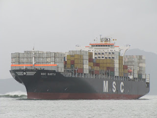 Navios em Santos: MSC Marta "surfando"