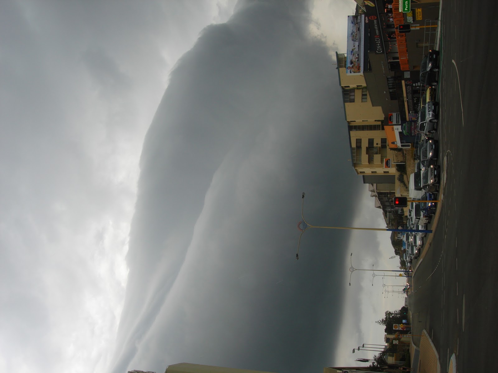 Monica em Perth: Ciclone à vista!