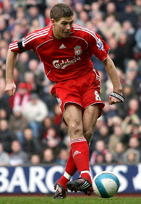Football Sports Star: Steven Gerrard Football Pictures