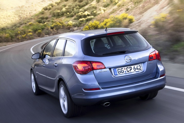 auto-mobille: 2011 Opel Astra Sports Tourer First Look