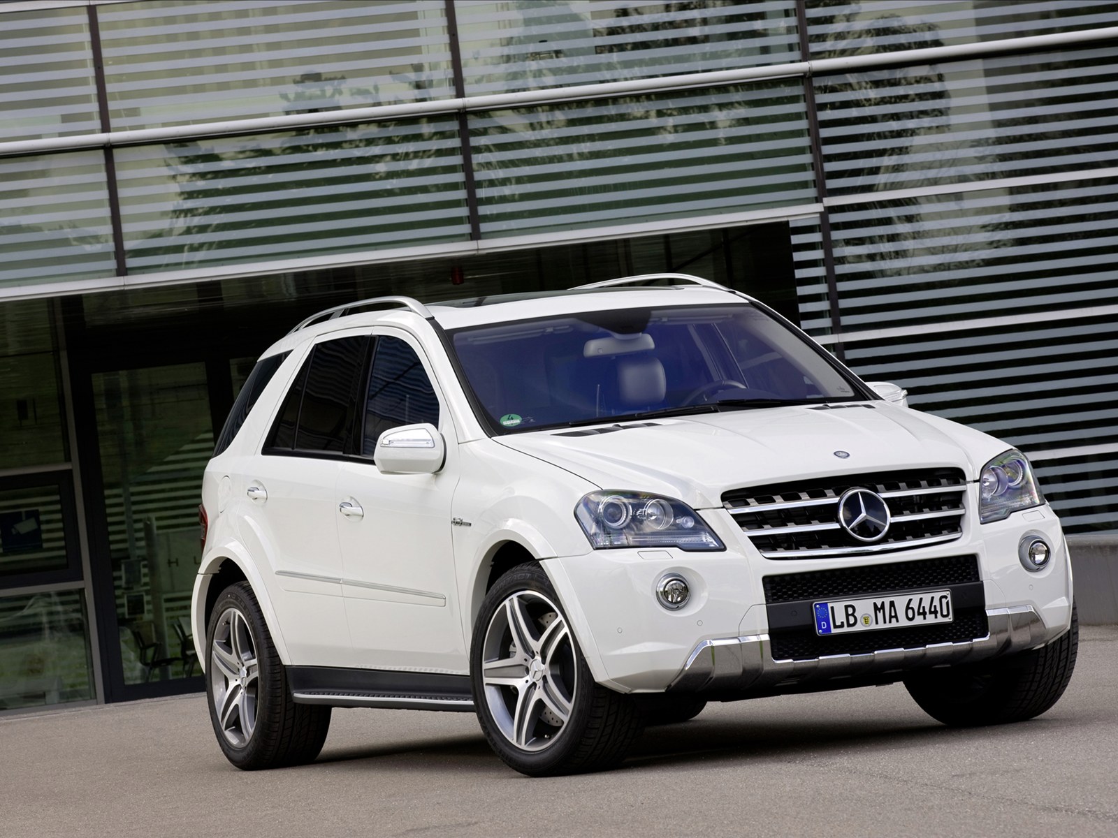 Newest Car Designs: 2011 Mercedes-Benz ML 63 AMGNewest Car Designs