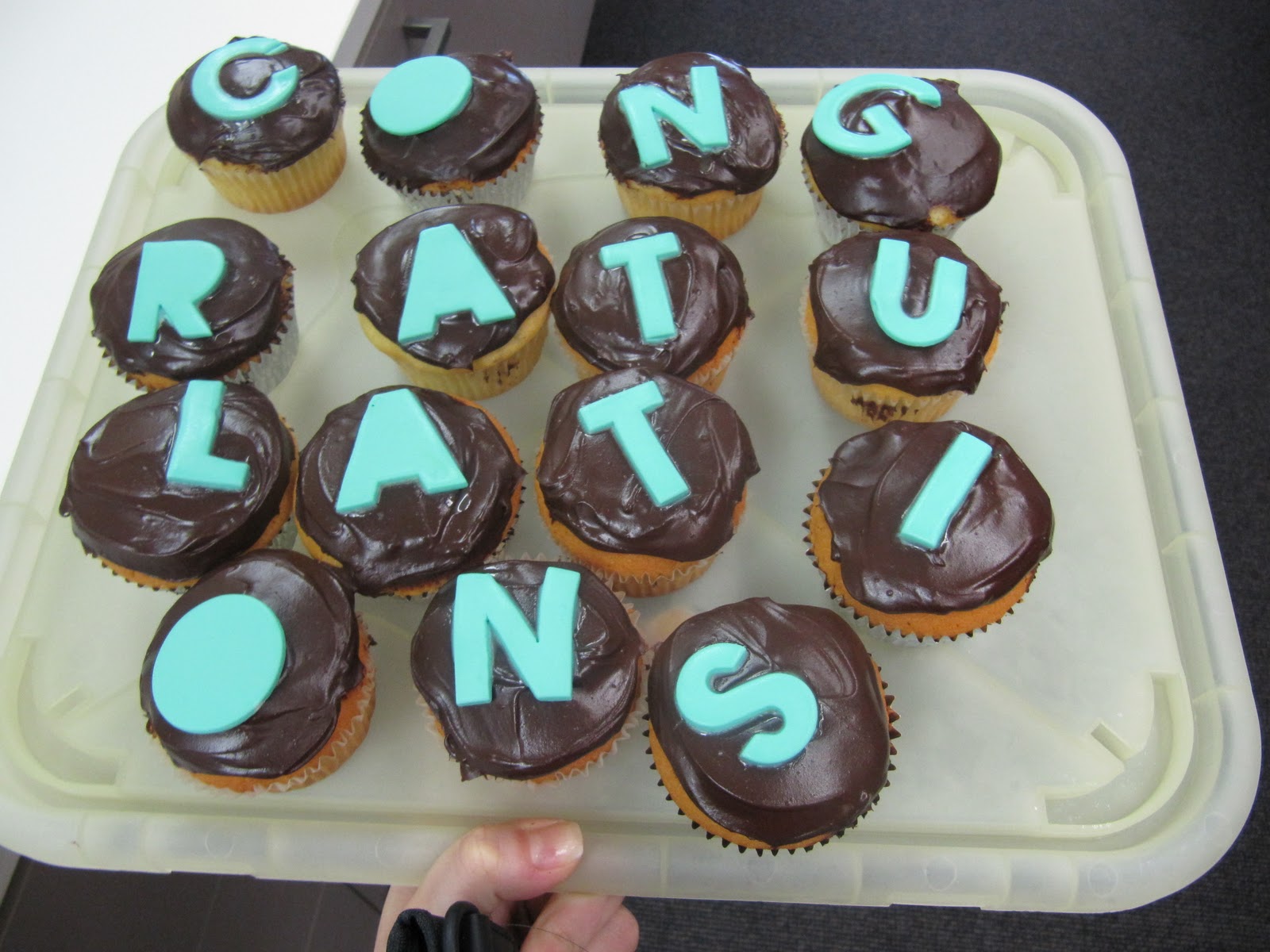 The world is a Chocolate Cupcake: Congratulations cupcakes