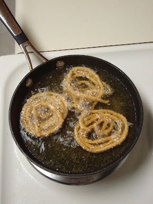 LAKSHMI'S KITCHEN: Murukulu (Janthikalu)