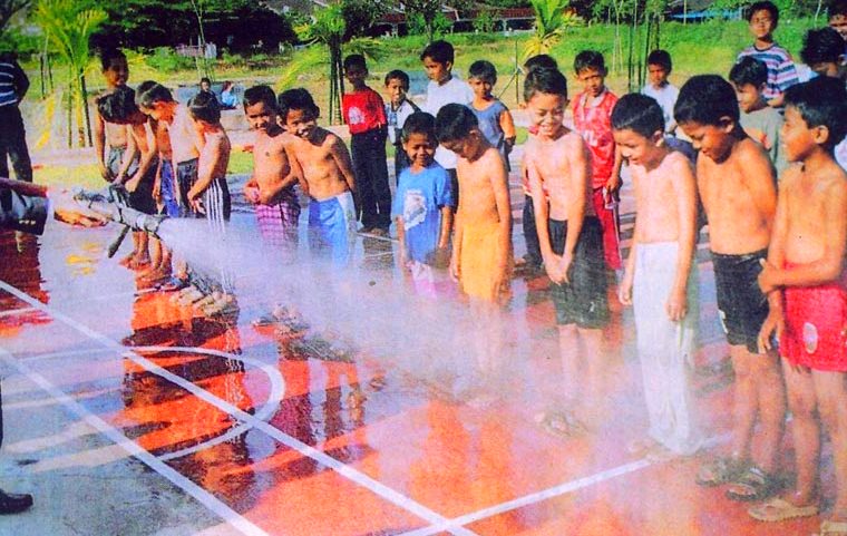 sekali pensil diraut, di sini tintaku tumpah, di sini aksara bermadah ...