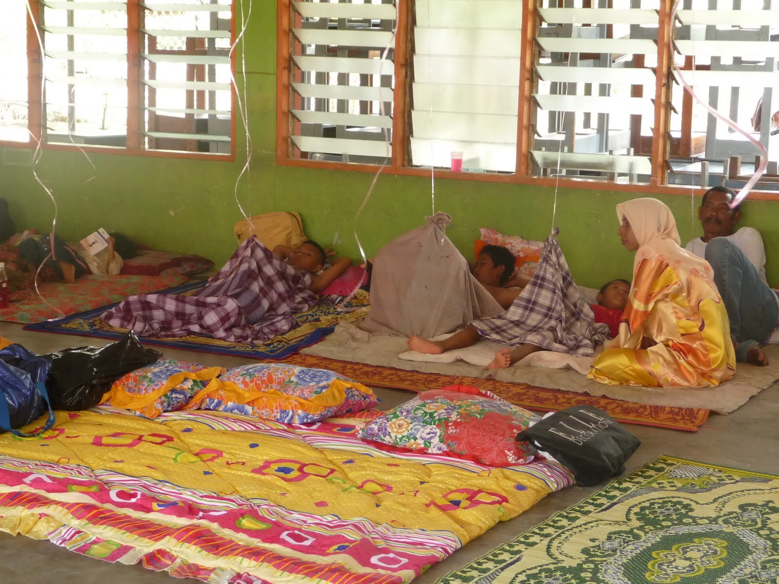 sekali pensil diraut, di sini tintaku tumpah, di sini aksara bermadah ...