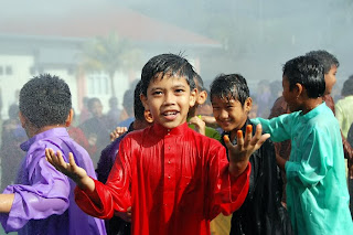sekali pensil diraut, di sini tintaku tumpah, di sini aksara bermadah ...