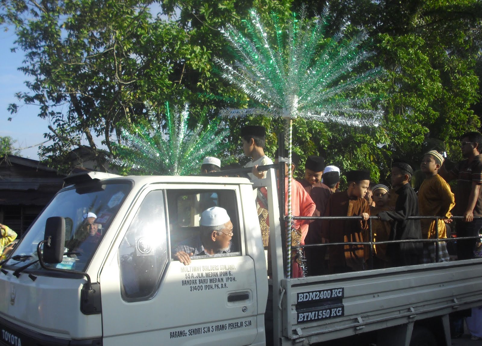sekali pensil diraut, di sini tintaku tumpah, di sini aksara bermadah ...