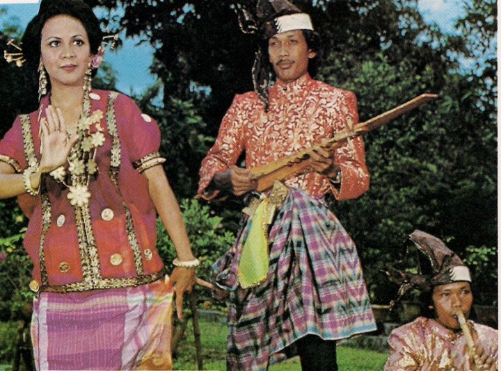 sekali pensil diraut, di sini tintaku tumpah, di sini aksara bermadah ...