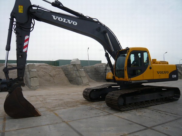 EXCAVATOR PE SENILE VOLVO EC 240LC ieftin second hand de vanzare din ...