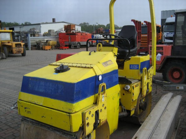 CILINDRU COMPACTOR AMMANN AV 23 2.7t mic second hand tavaluduri din ...