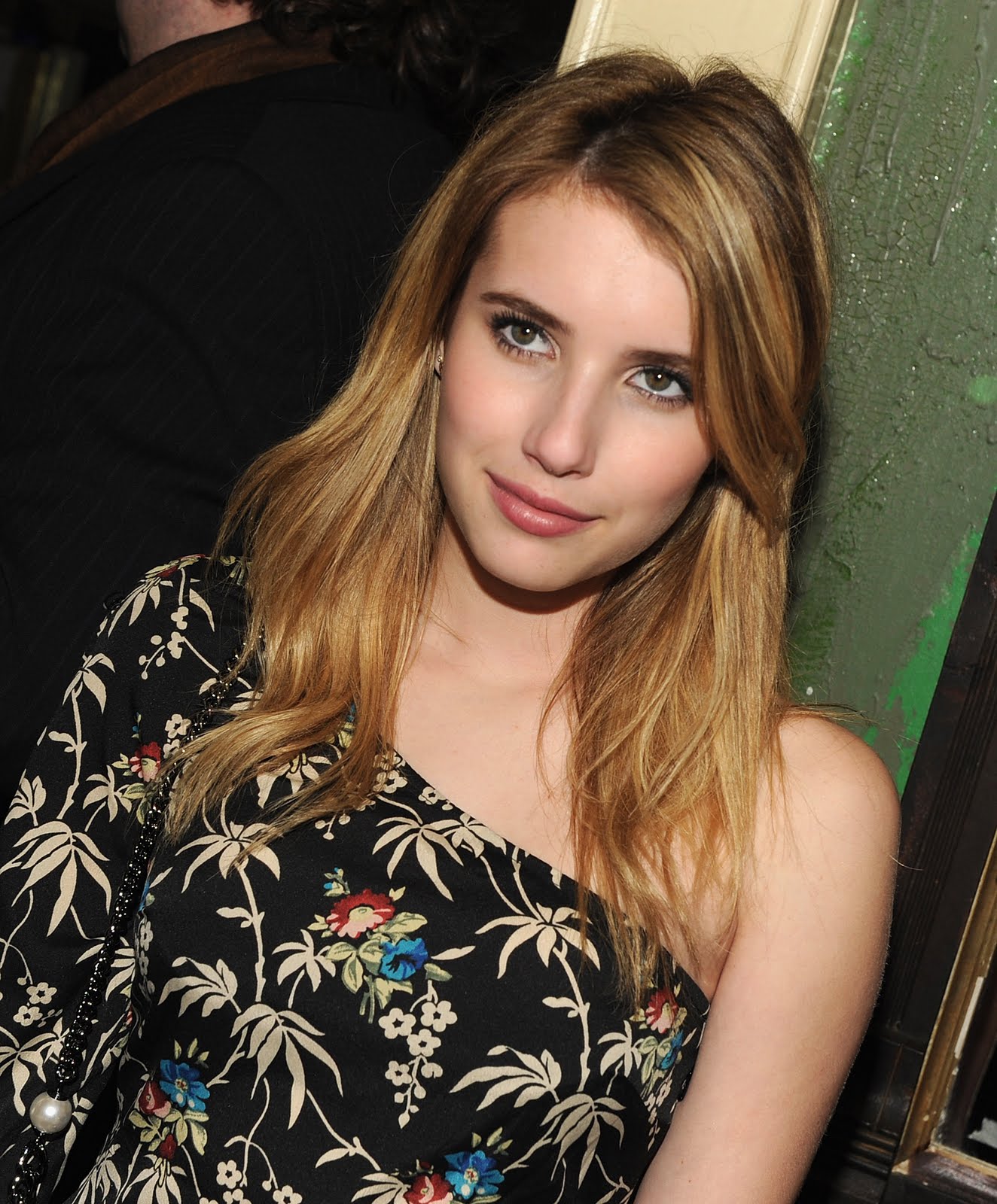 Wallpaper World: Emma Roberts Looking Gorgeous in Black Pictures